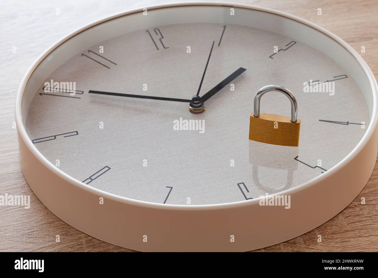 Large analog clock face hi-res stock photography and images - Alamy