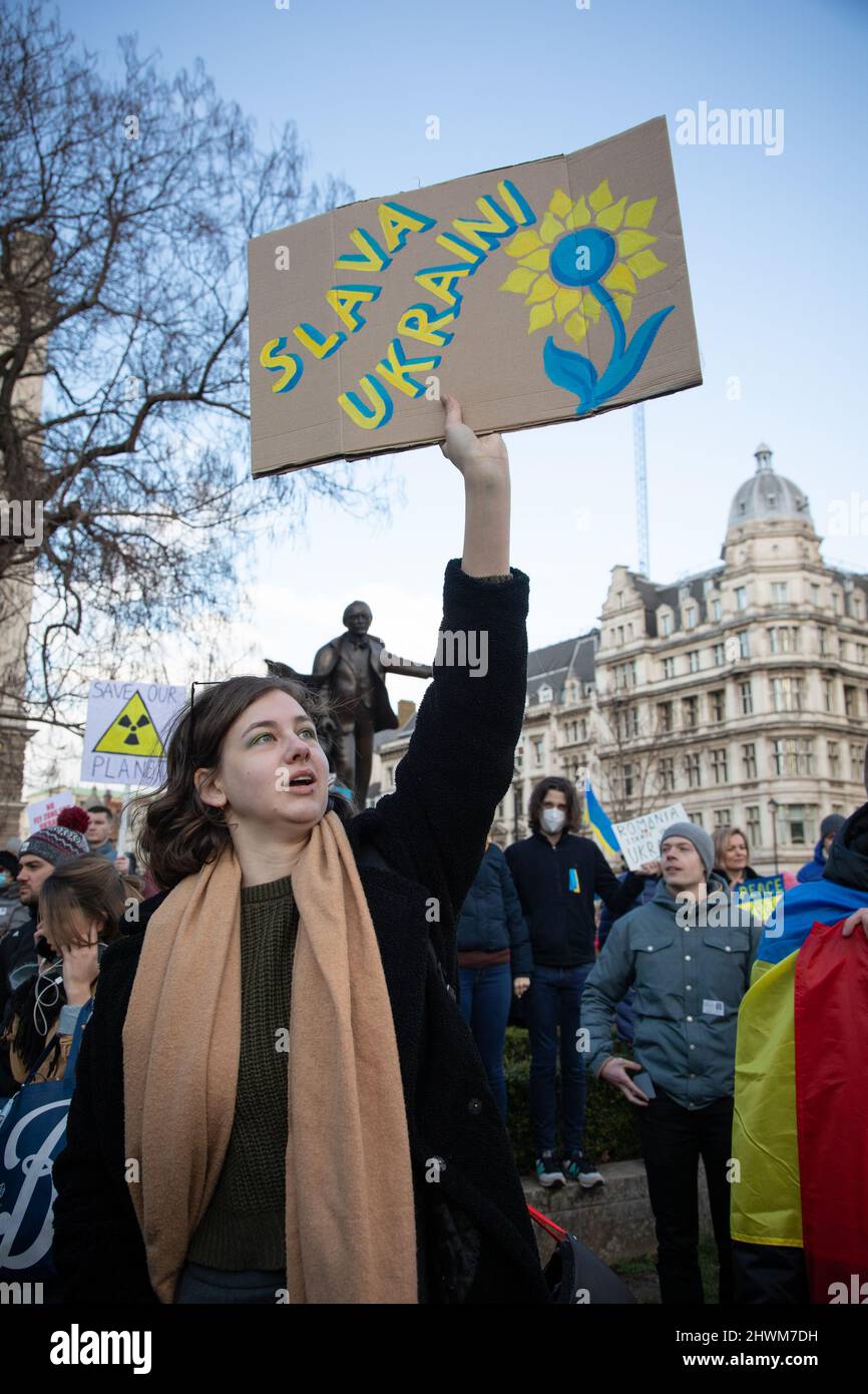 Ukraine war protest sign hi-res stock photography and images - Alamy