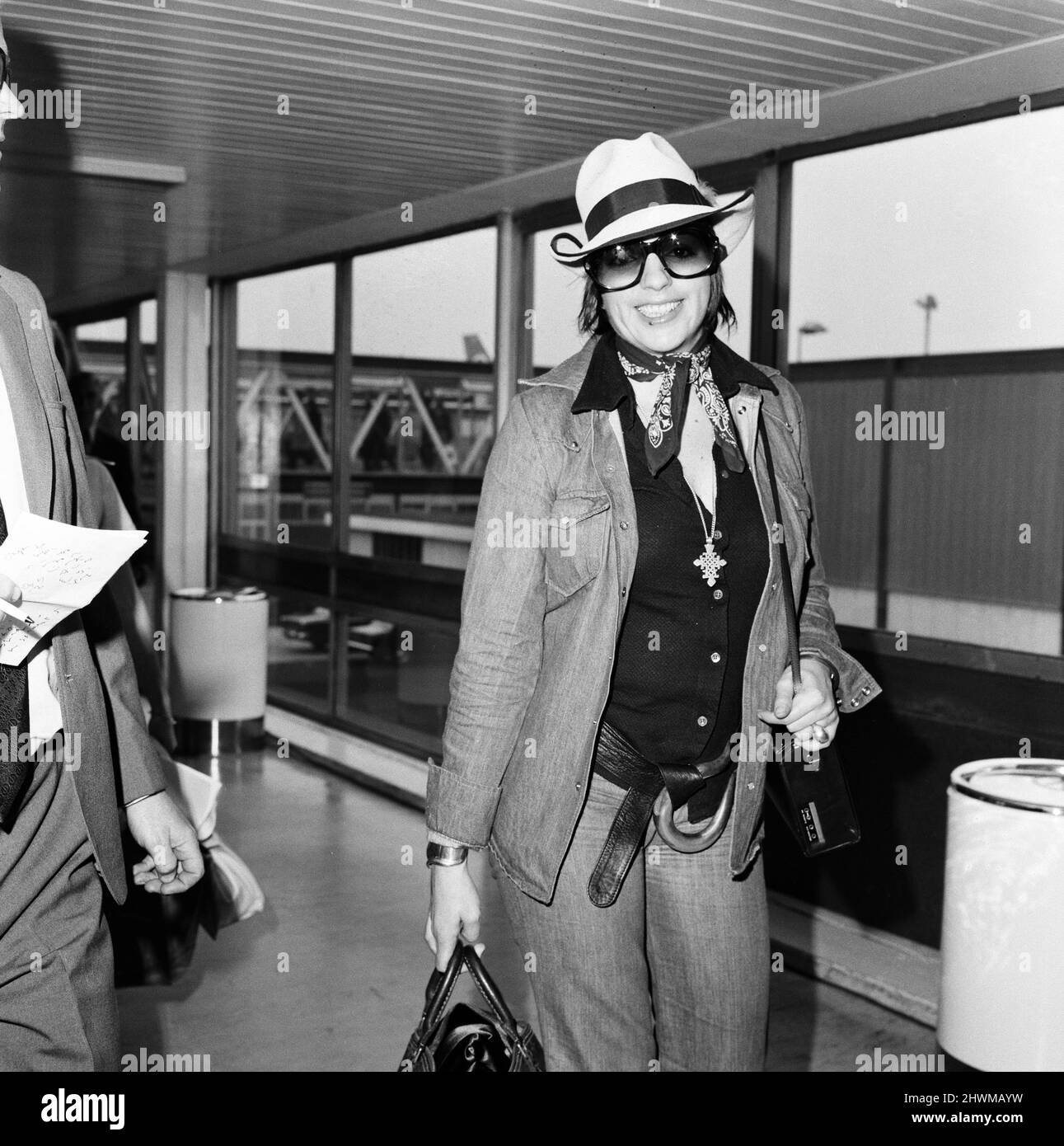 Actress and singer Liza Minnelli arrives at Heathrow Airport. 27th June ...