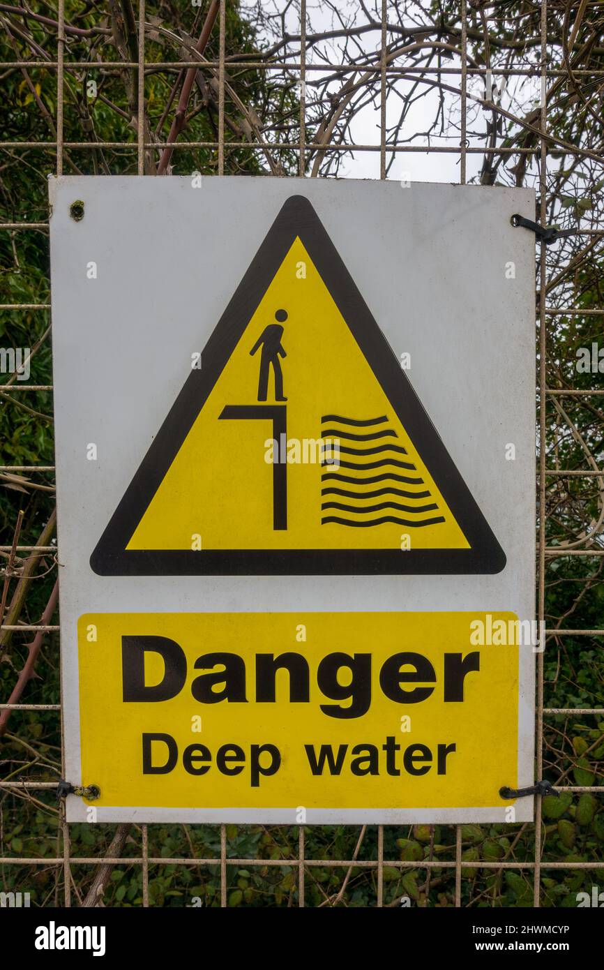 Danger Deep Water Warning sign on a chain link fence Stock Photo - Alamy