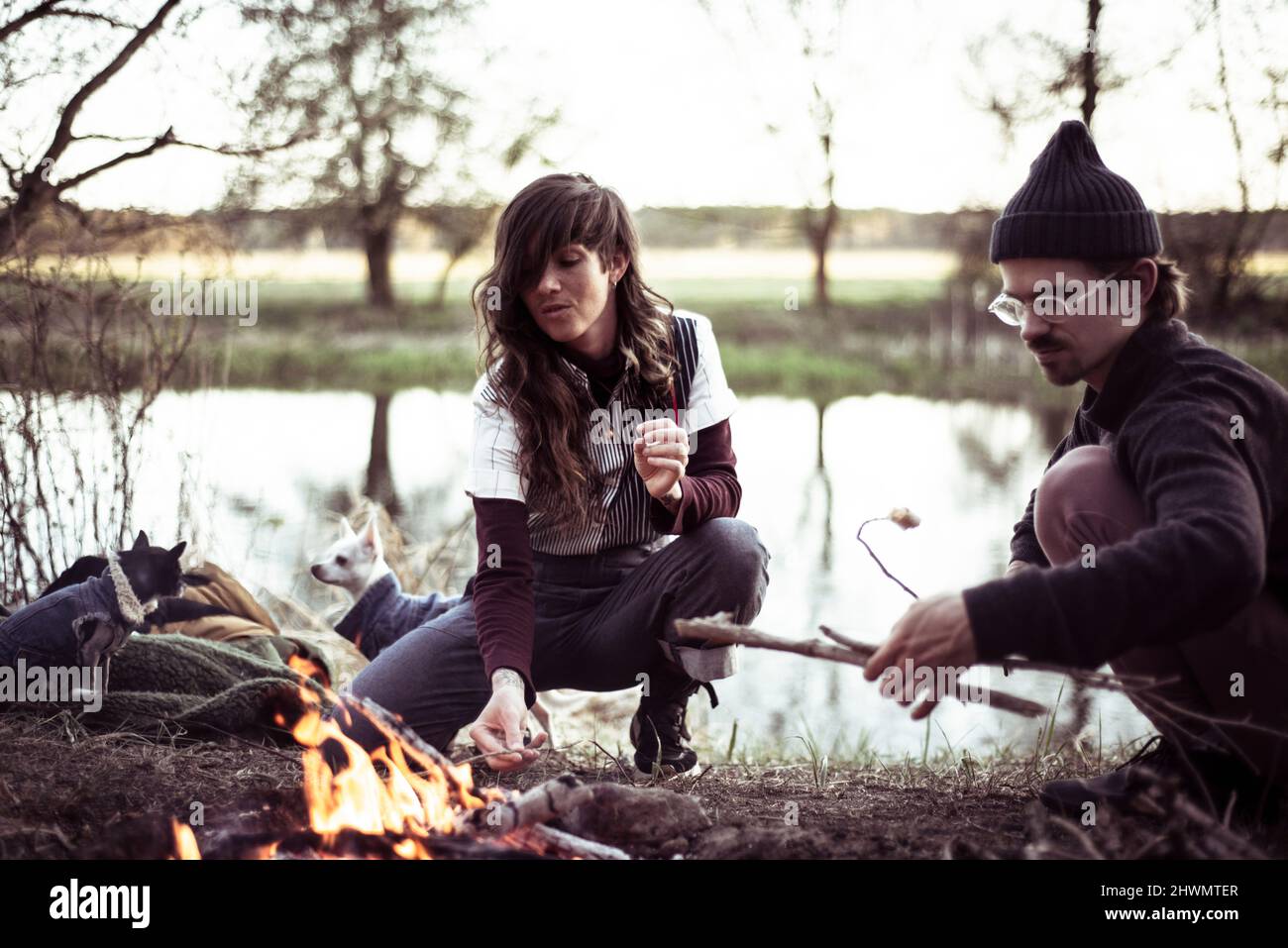 Family relaxing by fire hi-res stock photography and images - Alamy