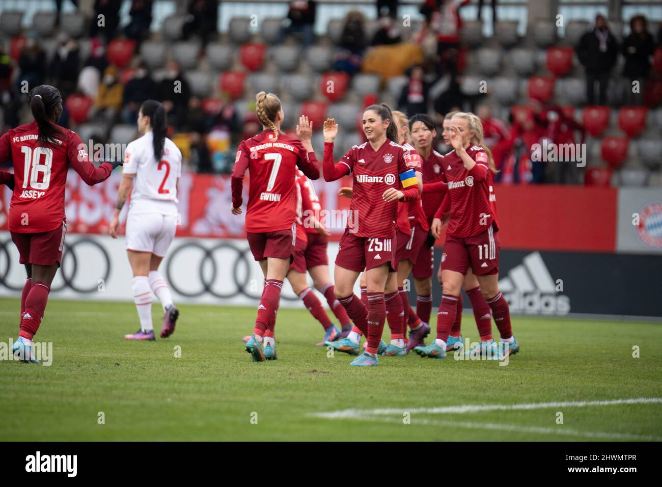 The Team of Bayern Munich Giulia Gwinn (7 FC Bayern München) , Sarah ...