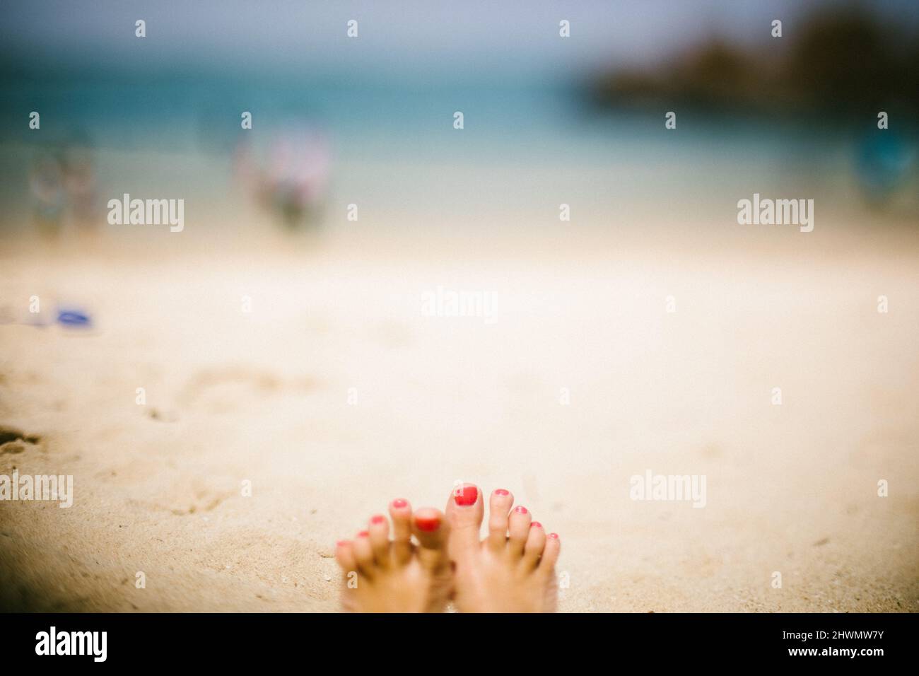 Painted toes on a white sand beach by the ocean Stock Photo - Alamy