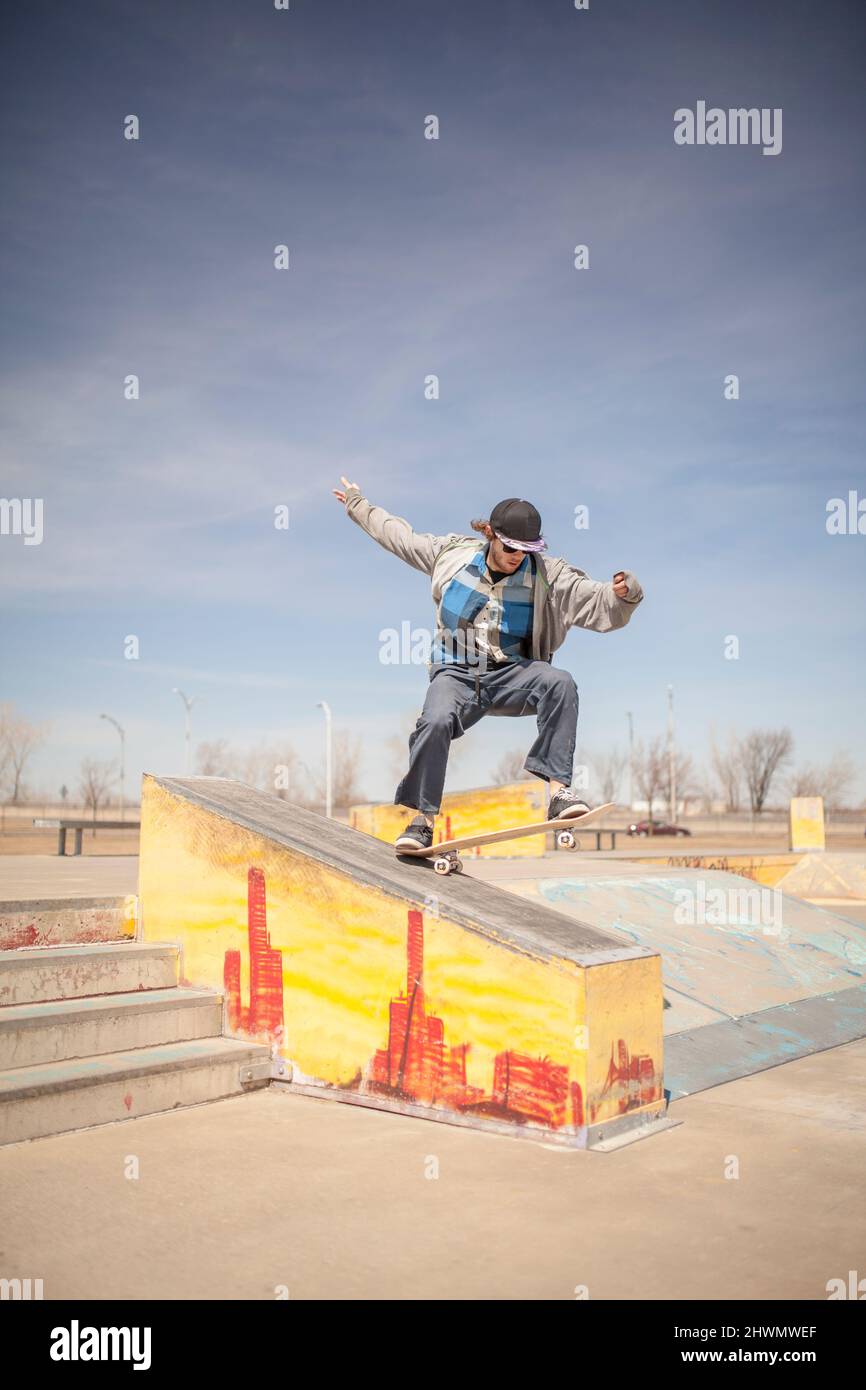 Skateboard ledge hi-res stock photography and images - Alamy