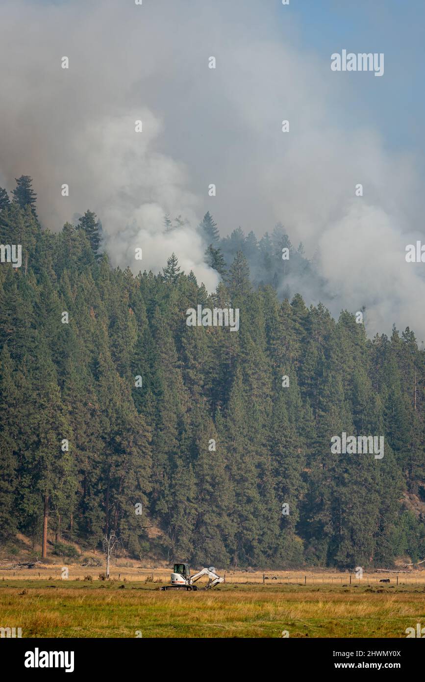 Dark smoke rises from fire hi-res stock photography and images - Alamy
