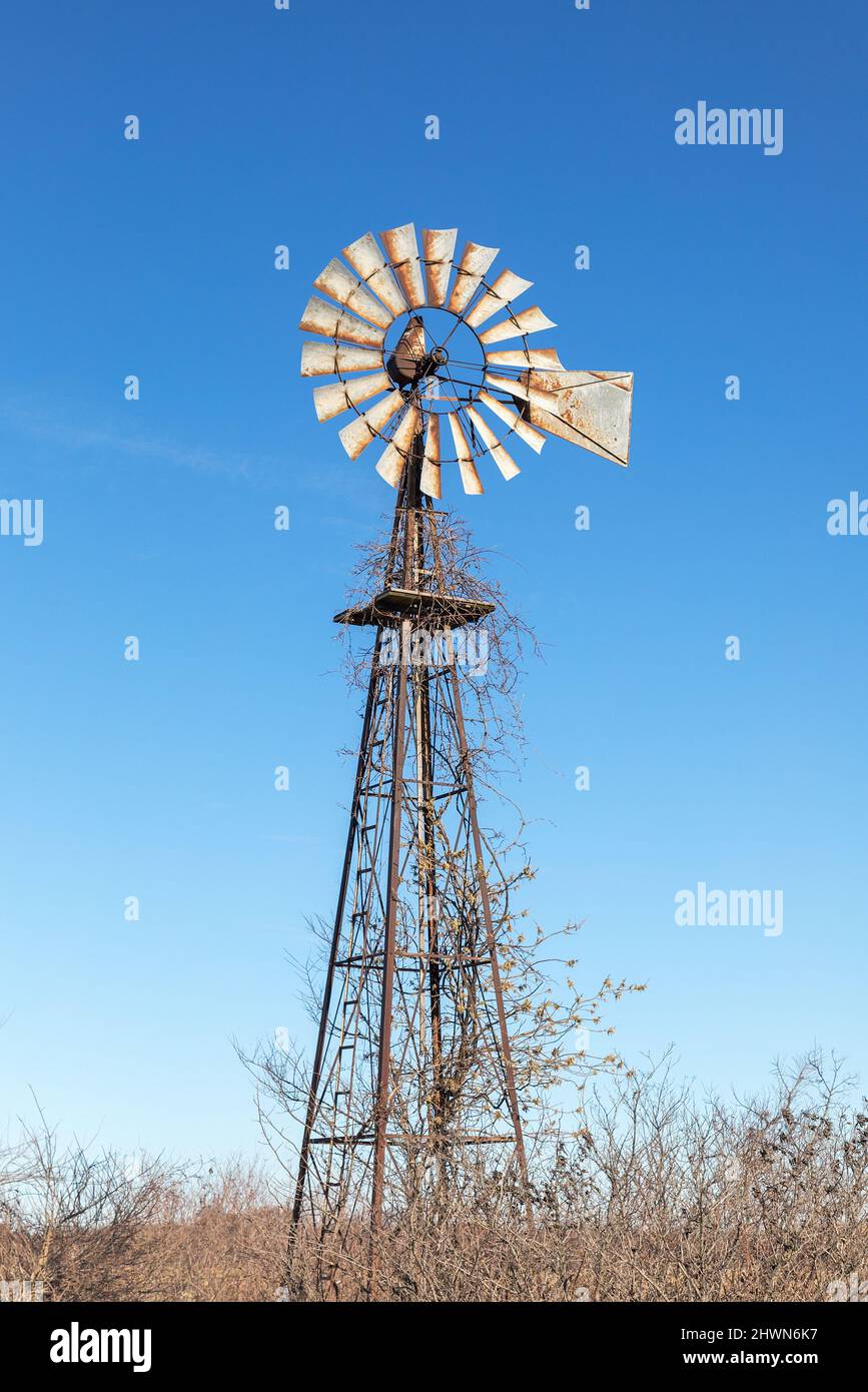 Wind pump on an Iowa farm Stock Photo - Alamy