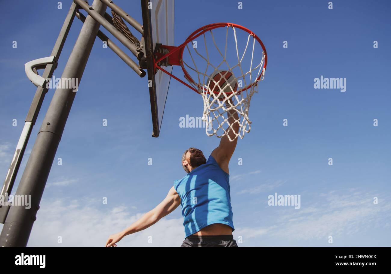 American basketball player scoring a slam dunk Stock Photo - Alamy