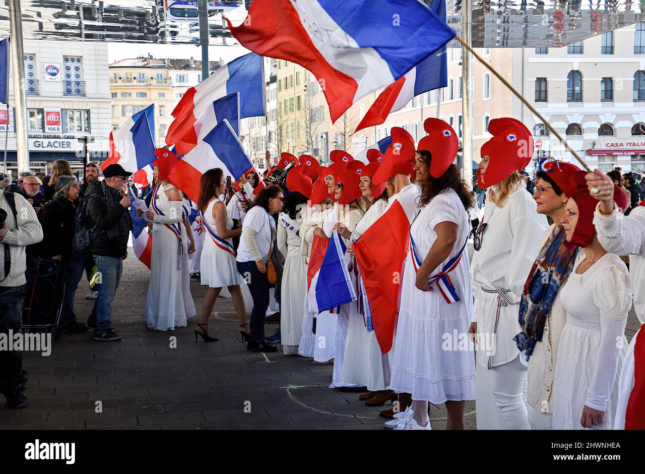 Women dressed as the "Marianne" with Phrygian caps hold French flags ...