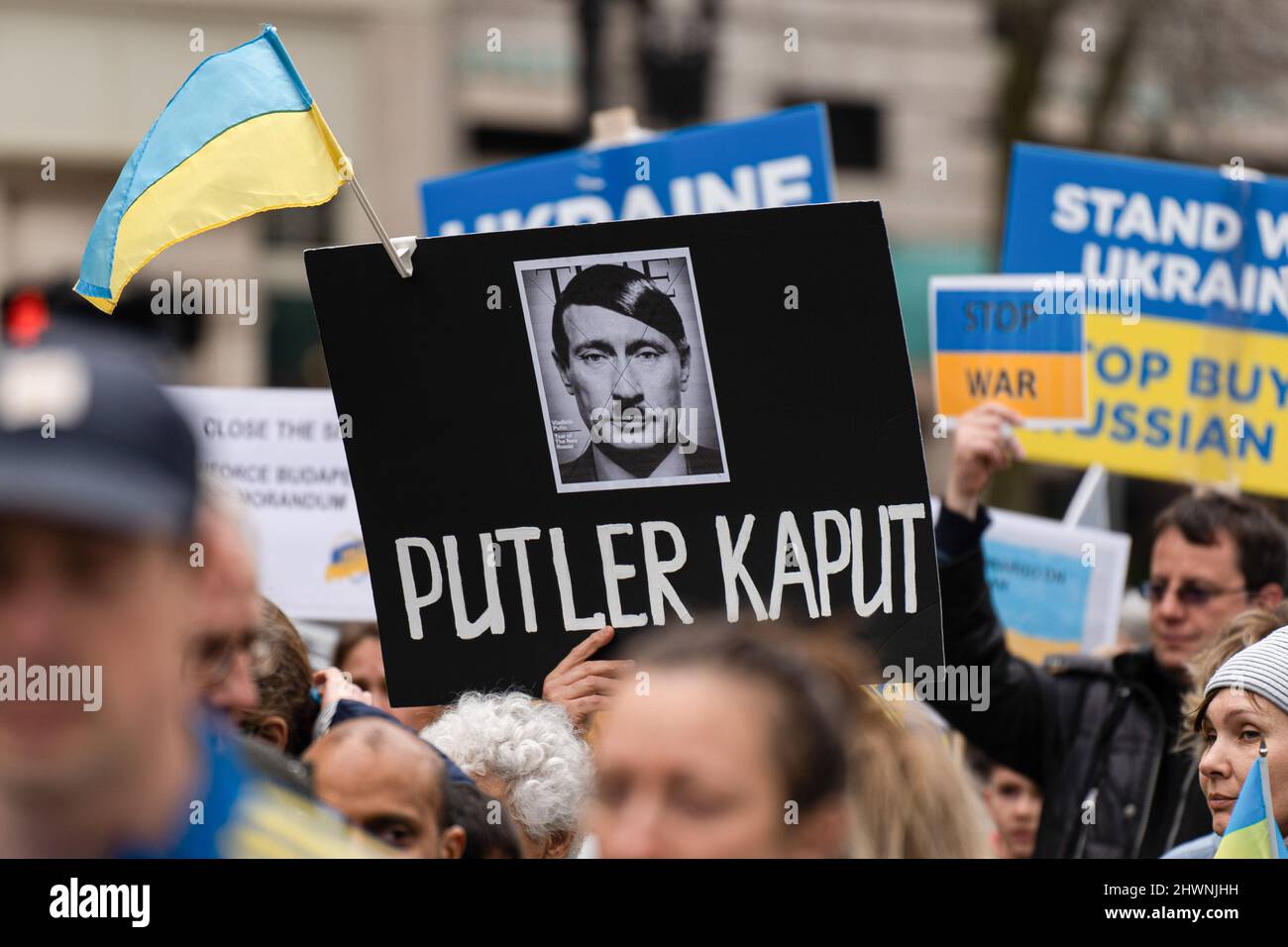 Hitler putin sign hi-res stock photography and images - Alamy