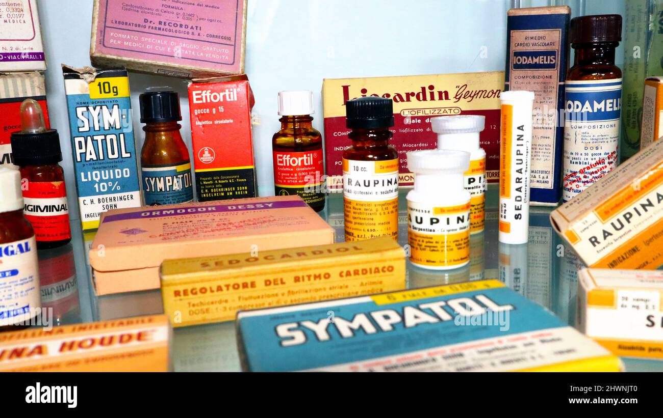 Vintage old Medicines display between 1940 and 1960s Stock Photo - Alamy