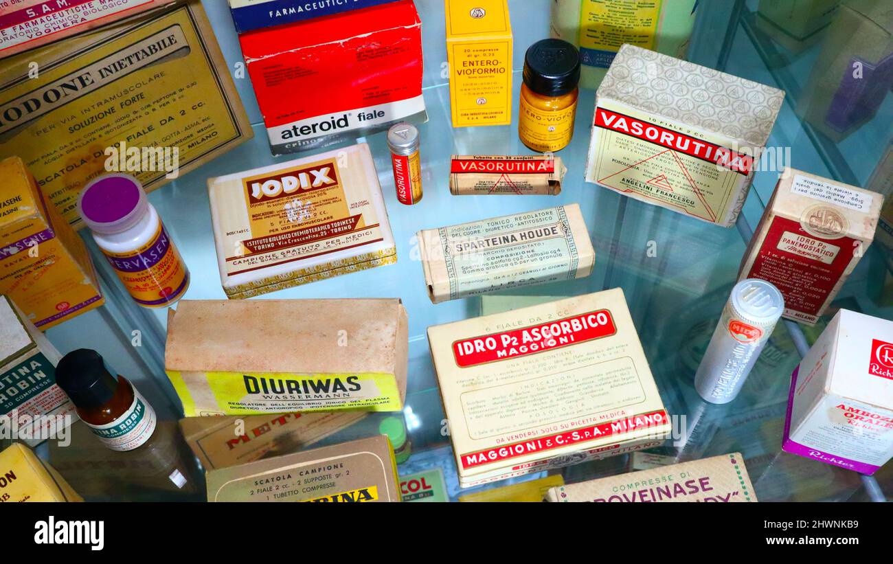 Vintage old Medicines display between 1940 and 1960s Stock Photo - Alamy