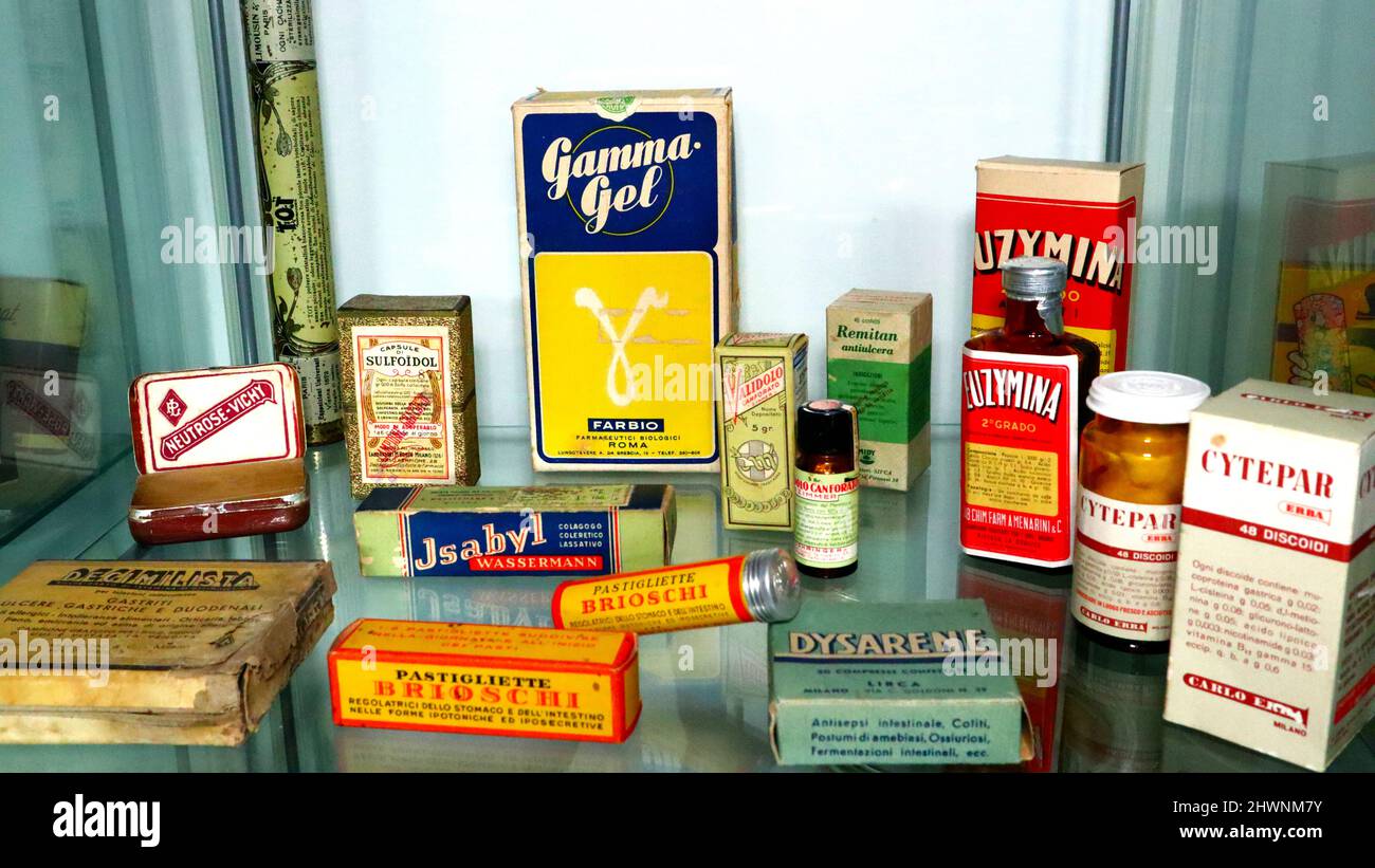 Vintage old Medicines display between 1940 and 1960s Stock Photo - Alamy