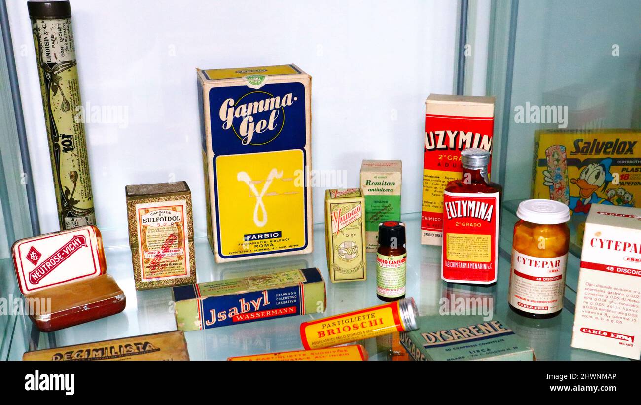 Vintage old Medicines display between 1940 and 1960s Stock Photo - Alamy