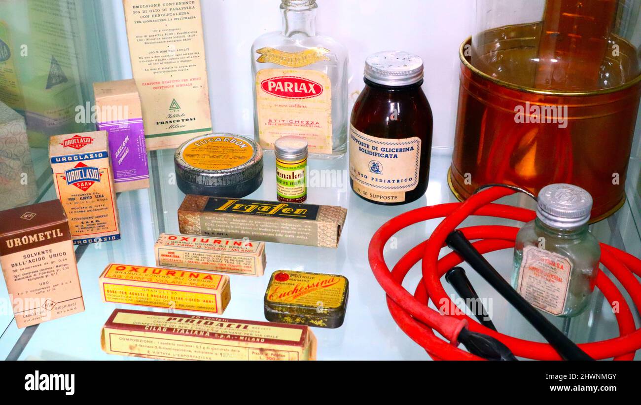 Vintage old Medicines display between 1940 and 1960s Stock Photo - Alamy