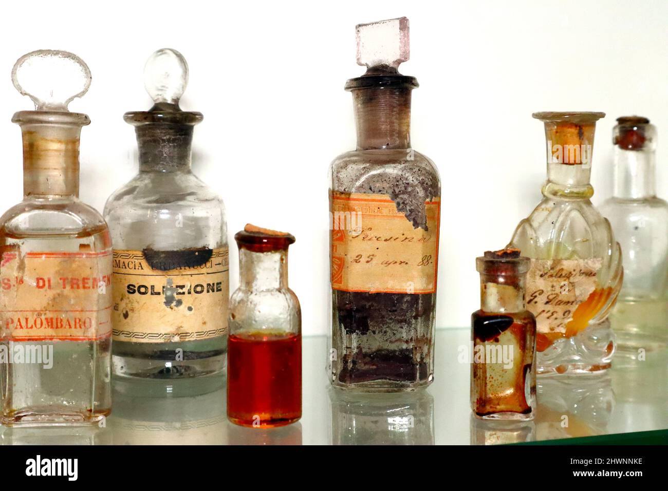 1800s Vintage old Medicines display Stock Photo - Alamy