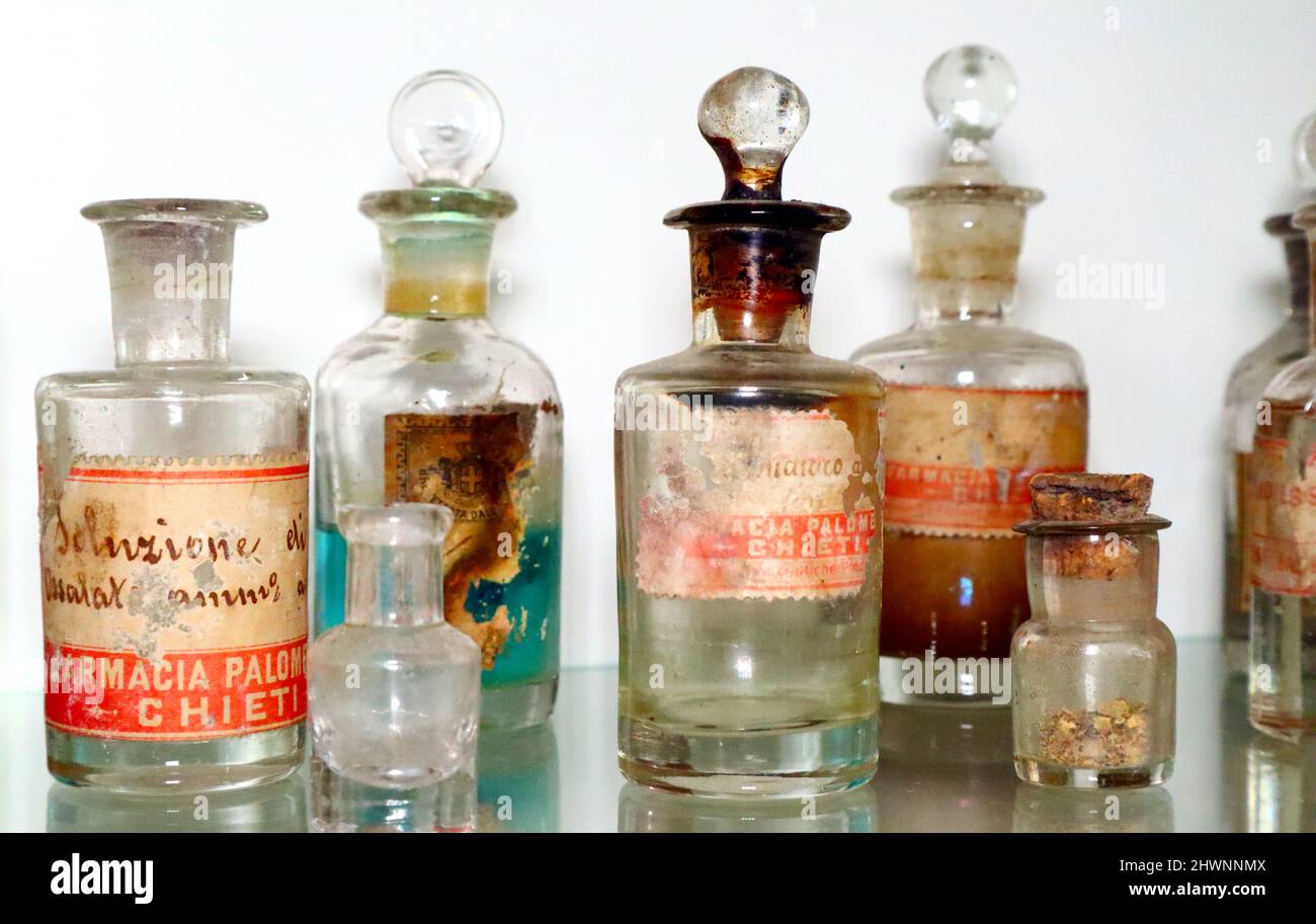 1800s Vintage old Medicines display Stock Photo - Alamy