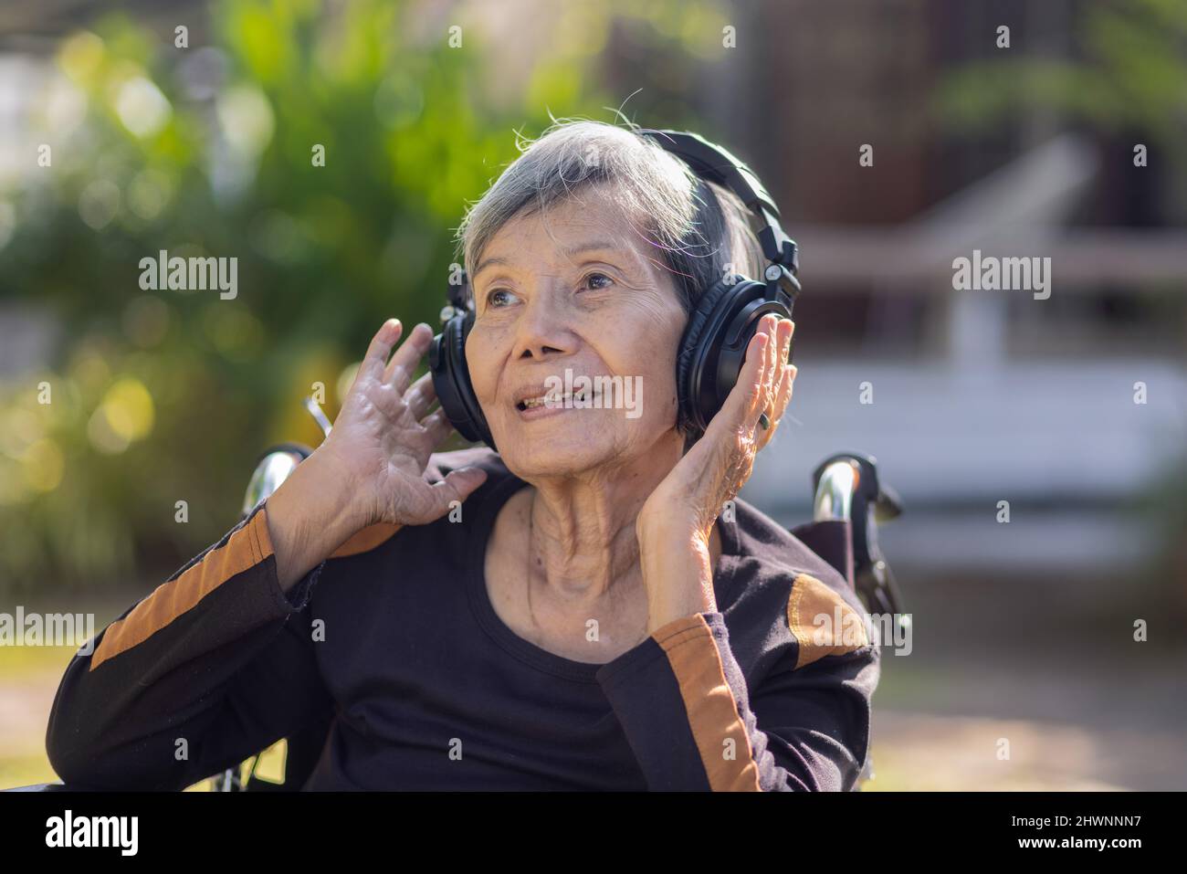 Asian female listening streaming music hi-res stock photography and ...