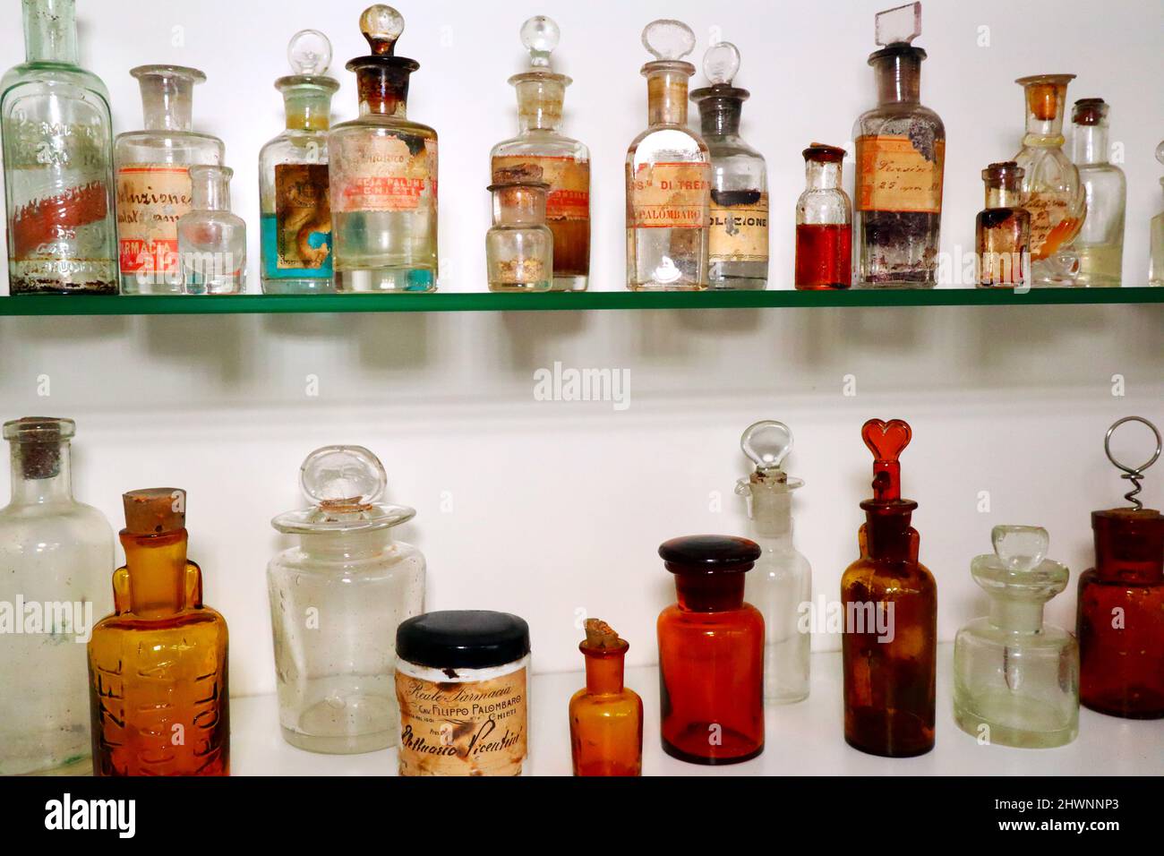 1800s Vintage old Medicines display Stock Photo - Alamy