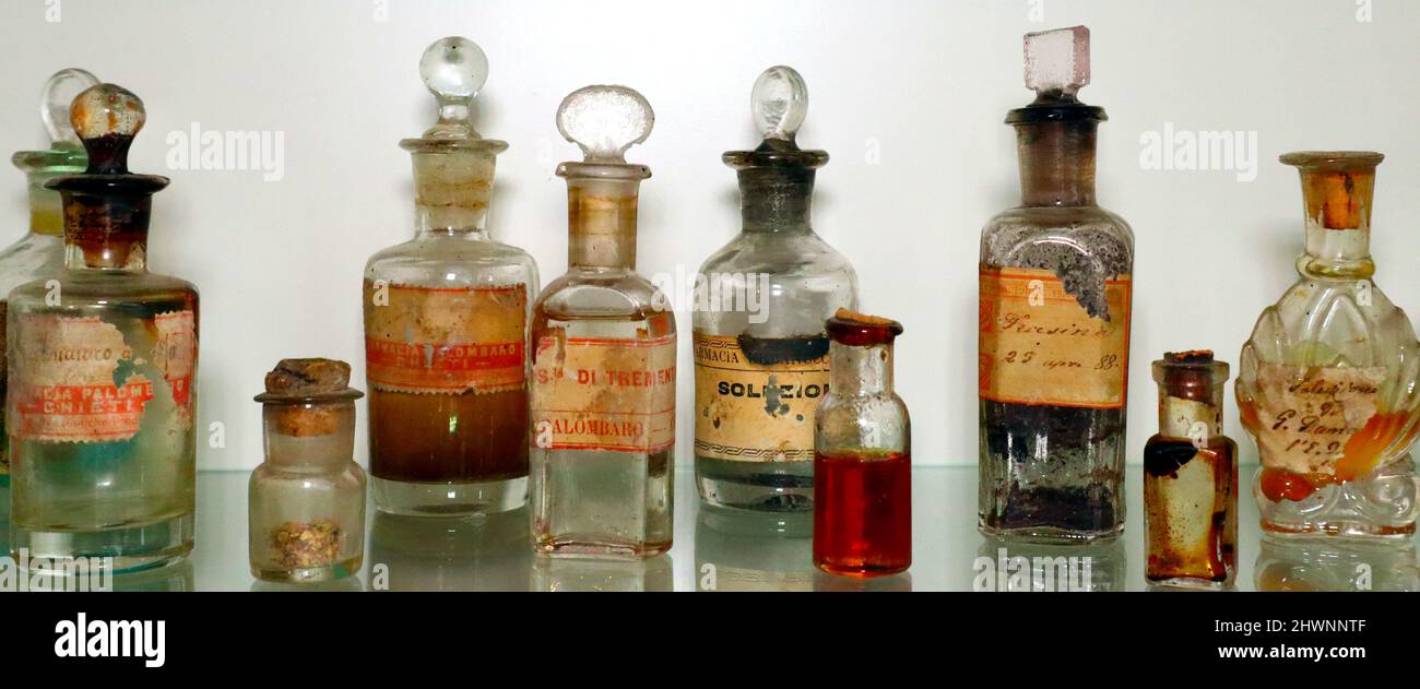 1800s Vintage old Medicines display Stock Photo - Alamy