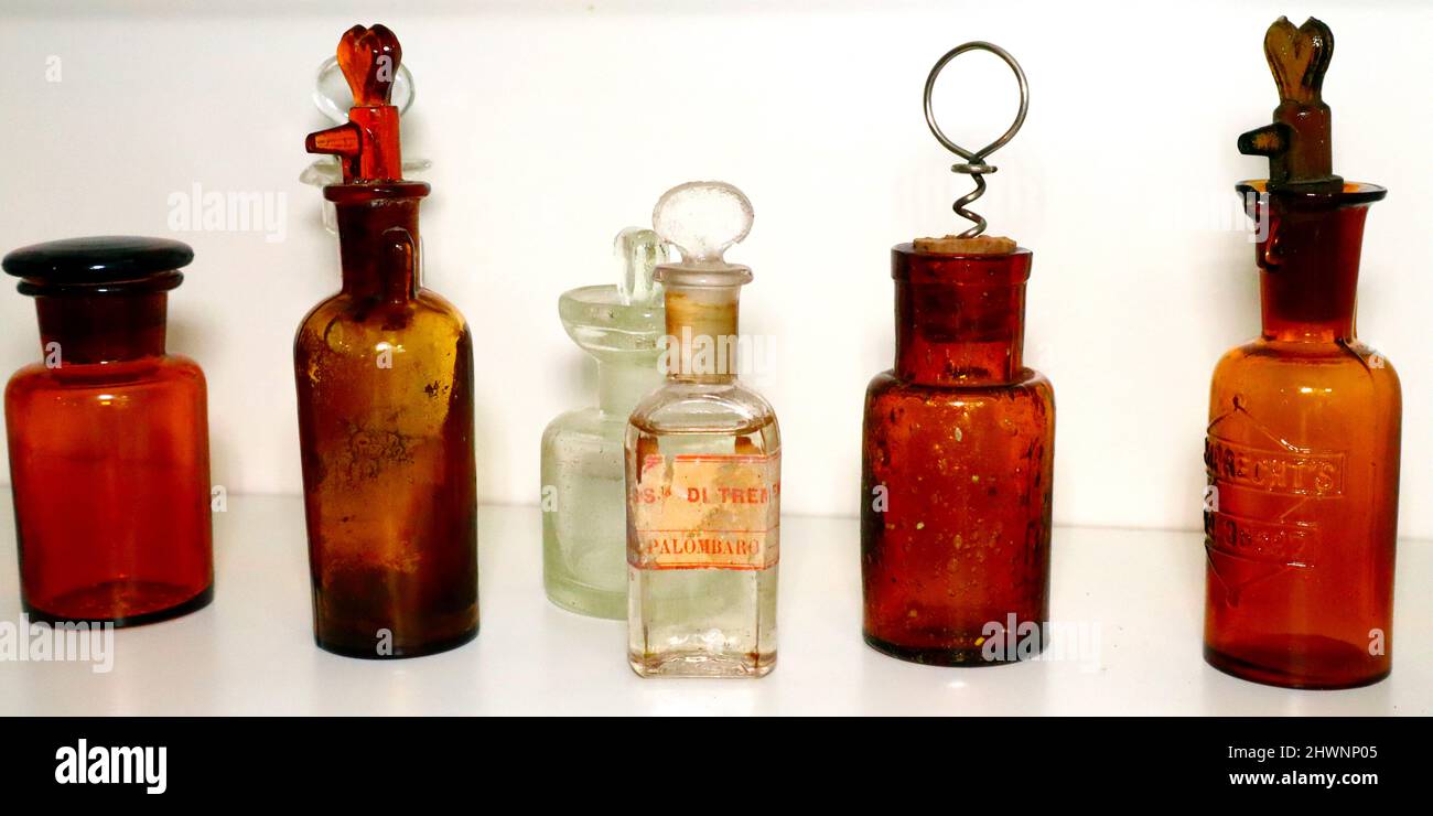1800s Vintage old Medicines display Stock Photo - Alamy