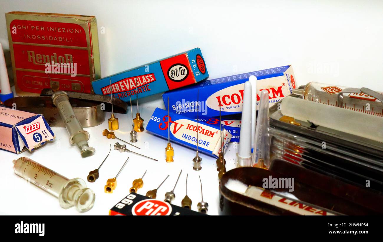 Vintage old Syringes and Needles display between 1920 and 1960s Stock ...
