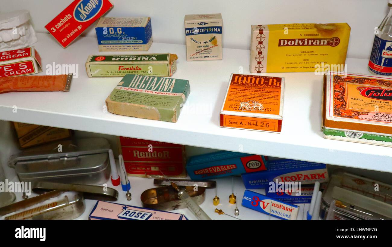Vintage old Medicines display between 1940 and 1960s Stock Photo - Alamy