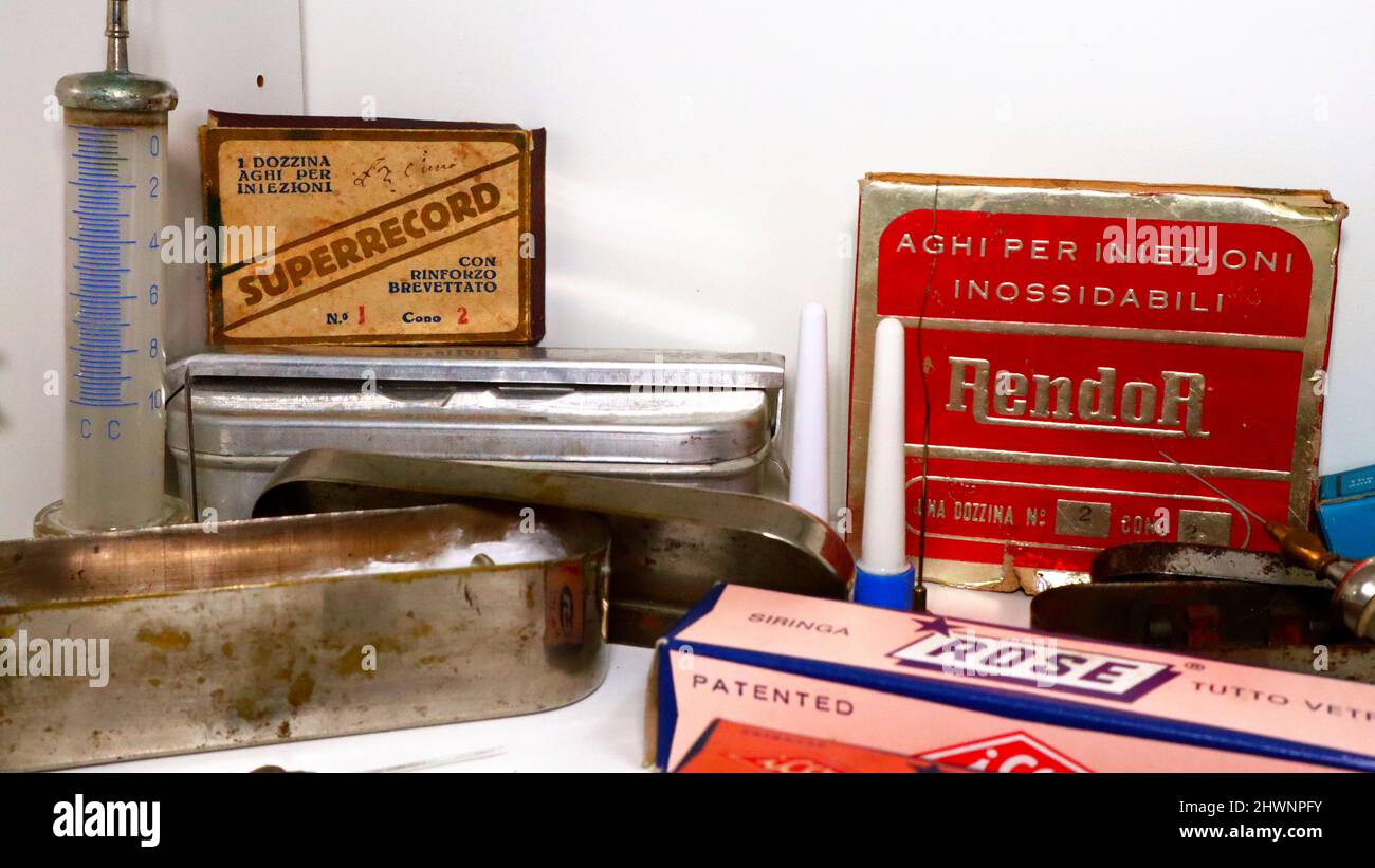 Vintage old Syringes and Needles display between 1920 and 1960s Stock ...