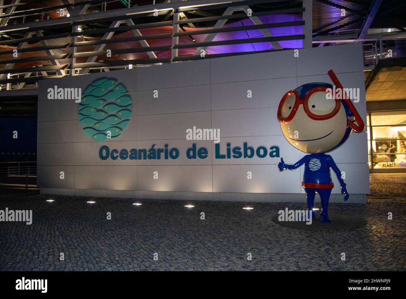 The Lisbon Oceanarium is an oceanarium in Lisbon, Portugal. Oceanarium ...