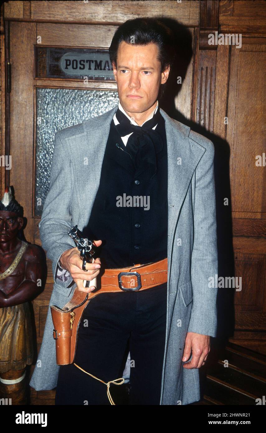 Randy Travis at the Roy Rogers Museum & also doing a shootout video in ...