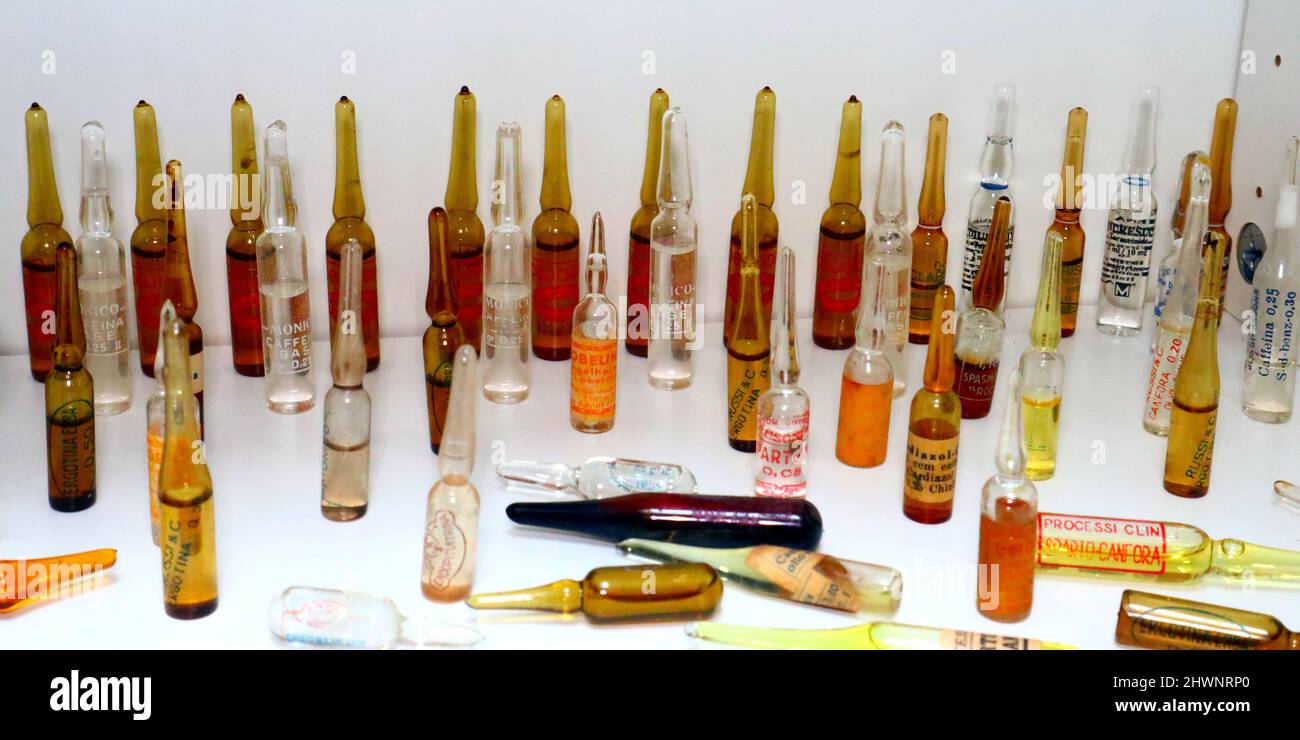 Vintage old Vials Medicine display between 1940 and 1960s Stock Photo ...