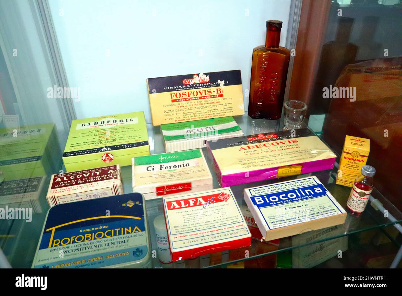 Vintage old Medicines display between 1940 and 1960s Stock Photo - Alamy