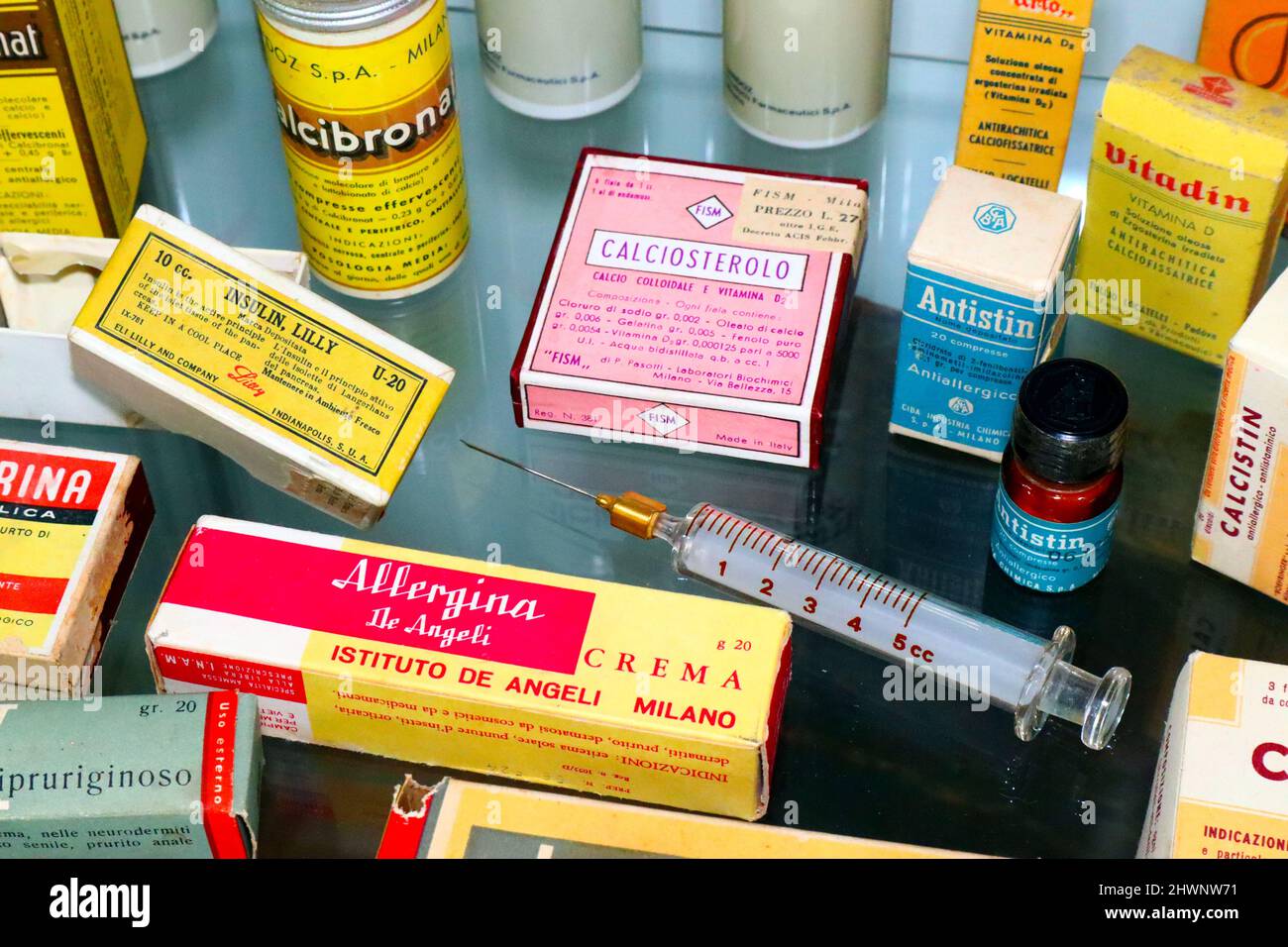 Vintage old Medicines display between 1940 and 1960s Stock Photo - Alamy