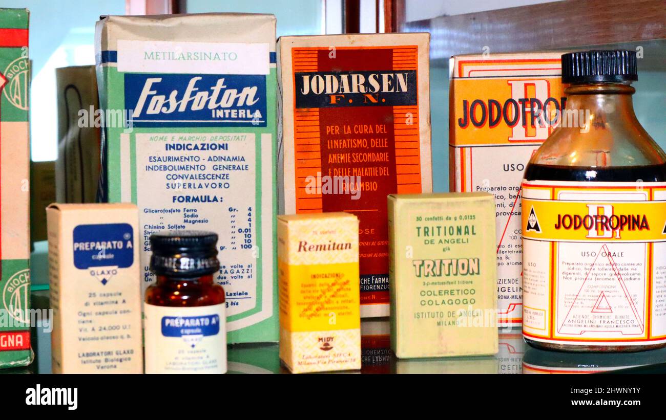 Vintage old Medicines display between 1940 and 1960s Stock Photo - Alamy