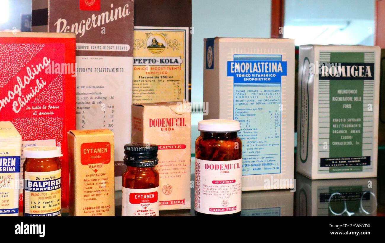 Vintage old Medicines display between 1940 and 1960s Stock Photo - Alamy