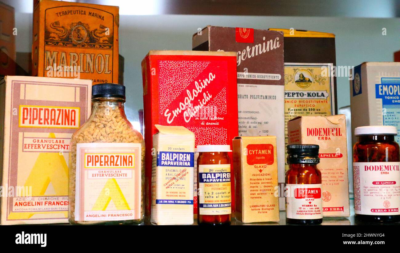 Vintage old Medicines display between 1940 and 1960s Stock Photo - Alamy