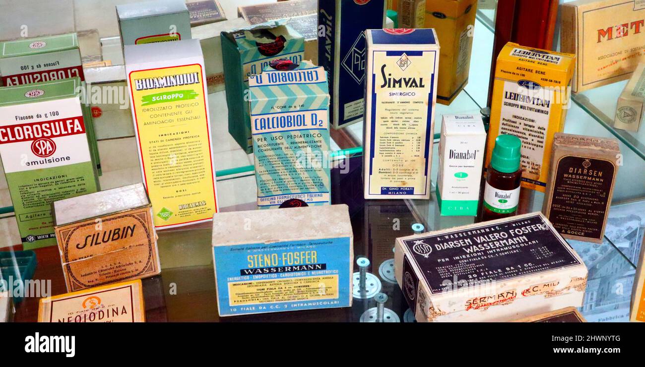 Vintage old Medicines display between 1940 and 1960s Stock Photo - Alamy