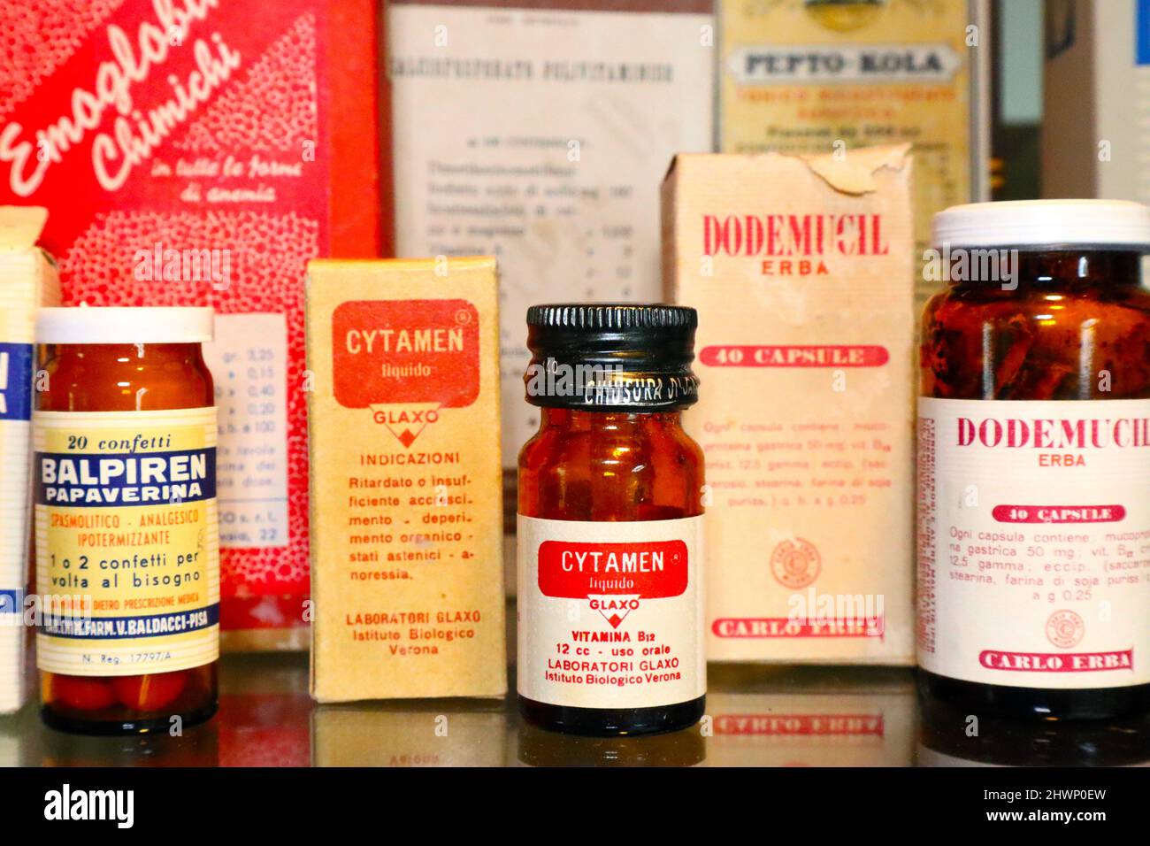 Vintage old Medicines display between 1940 and 1960s Stock Photo - Alamy