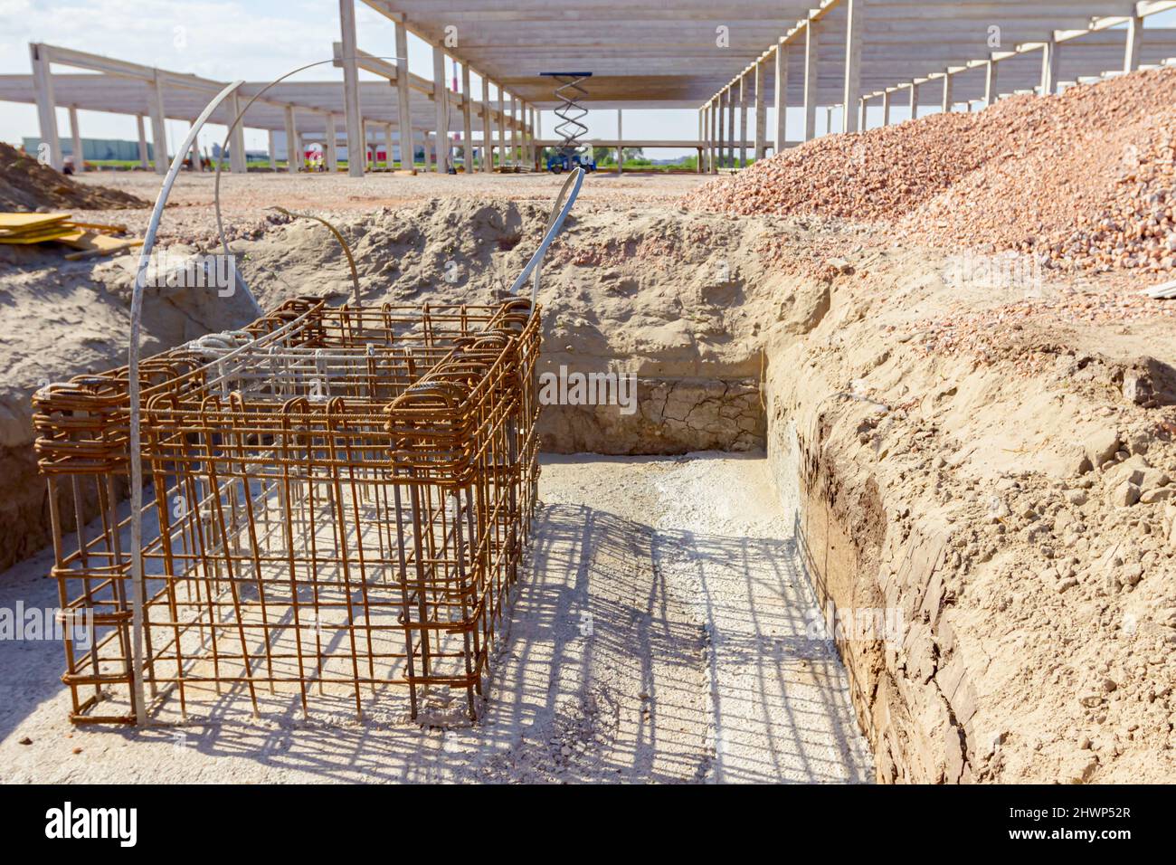 Basic metal profile made of bended and tied reinforcing rod in a ...