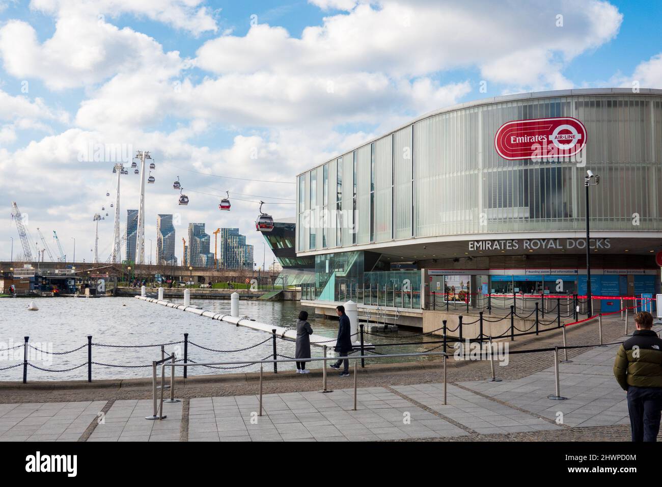 Royal Docks Emirates Air Line cable car Stock Photo - Alamy