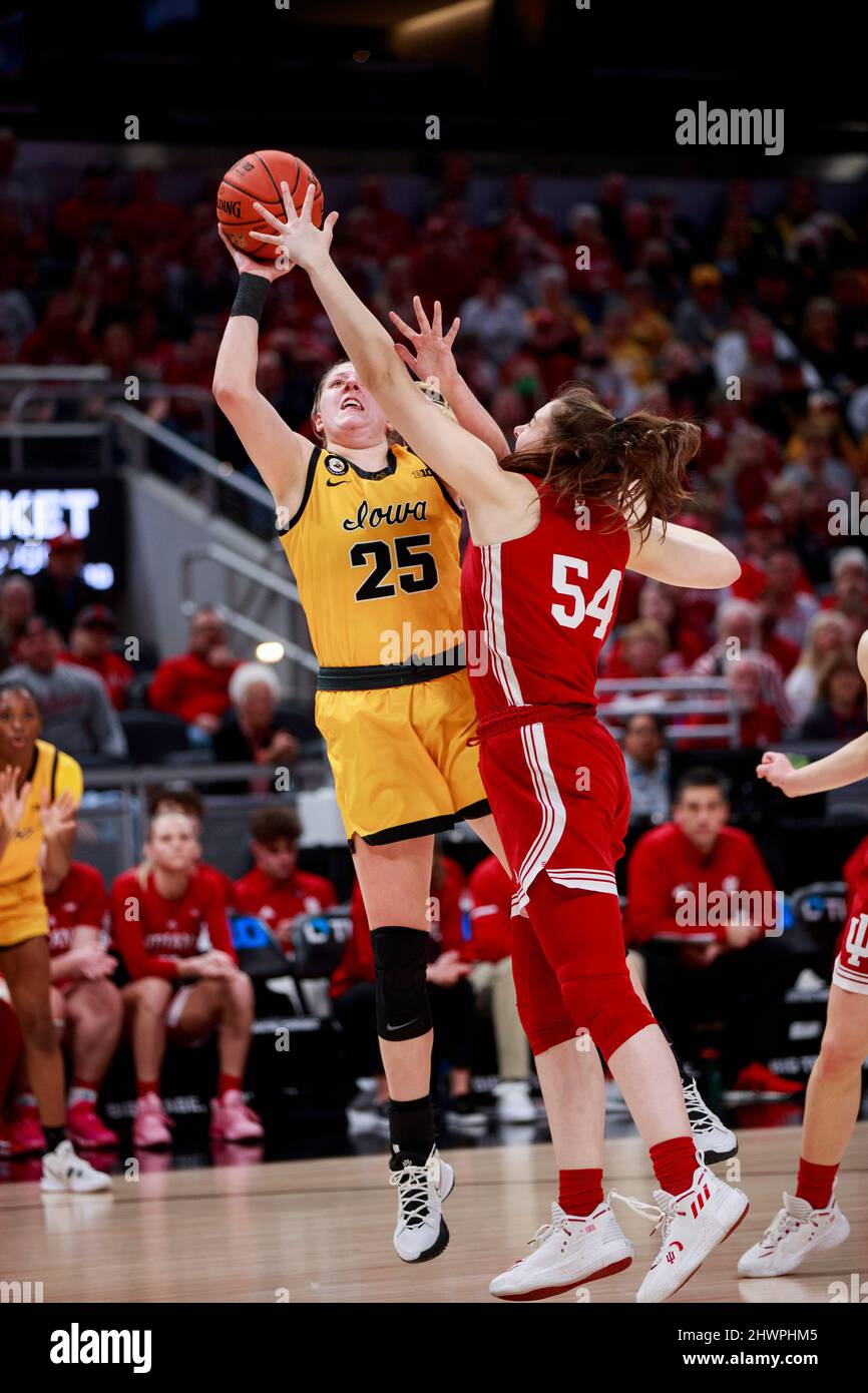 Iowa Hawkeyes forward Monika Czinano (25) goes to the hoop against ...