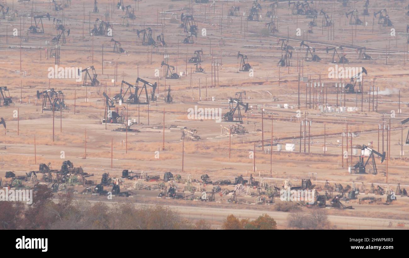 Drilling rigs bakersfield hi-res stock photography and images - Alamy