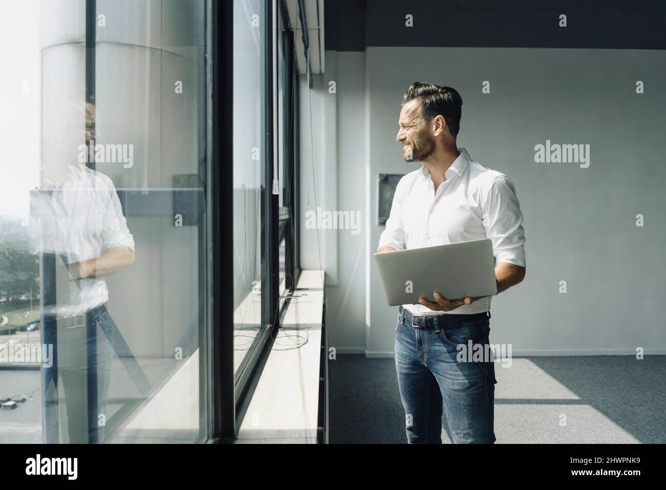 Empty office window hi-res stock photography and images - Alamy