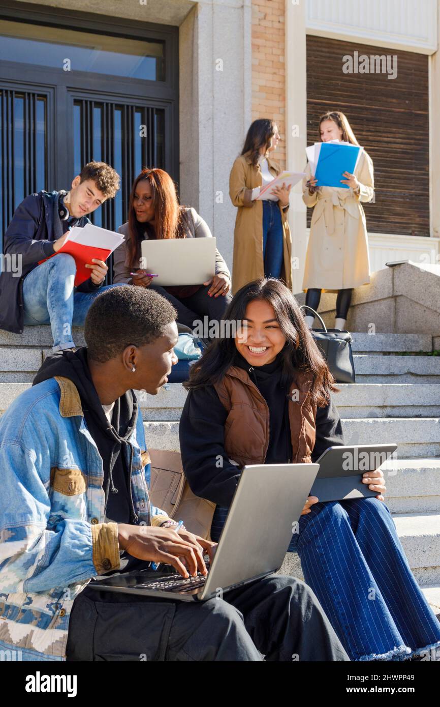 Multicultural college students hi-res stock photography and images - Alamy