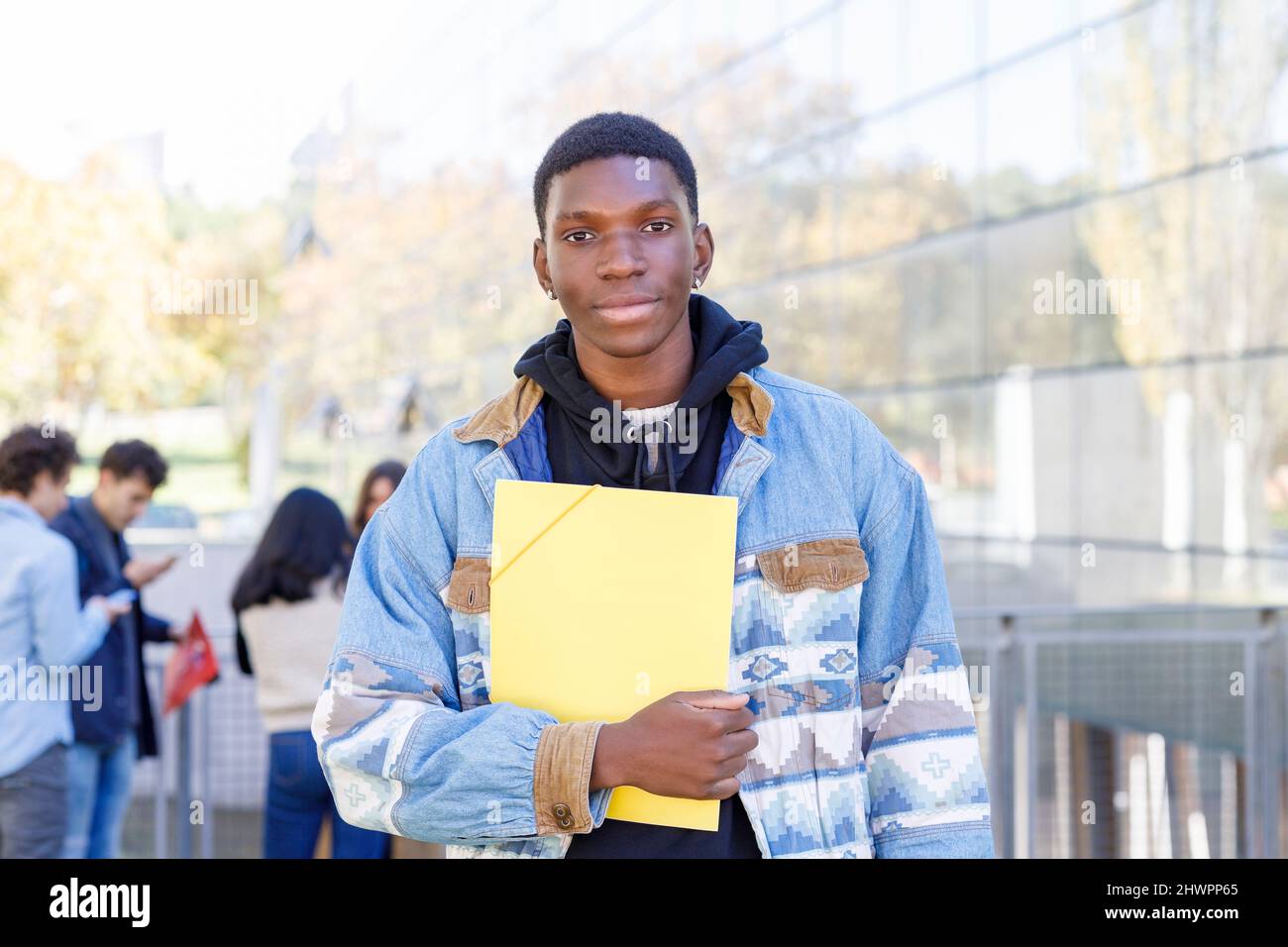 Holding yellow folder hi-res stock photography and images - Alamy