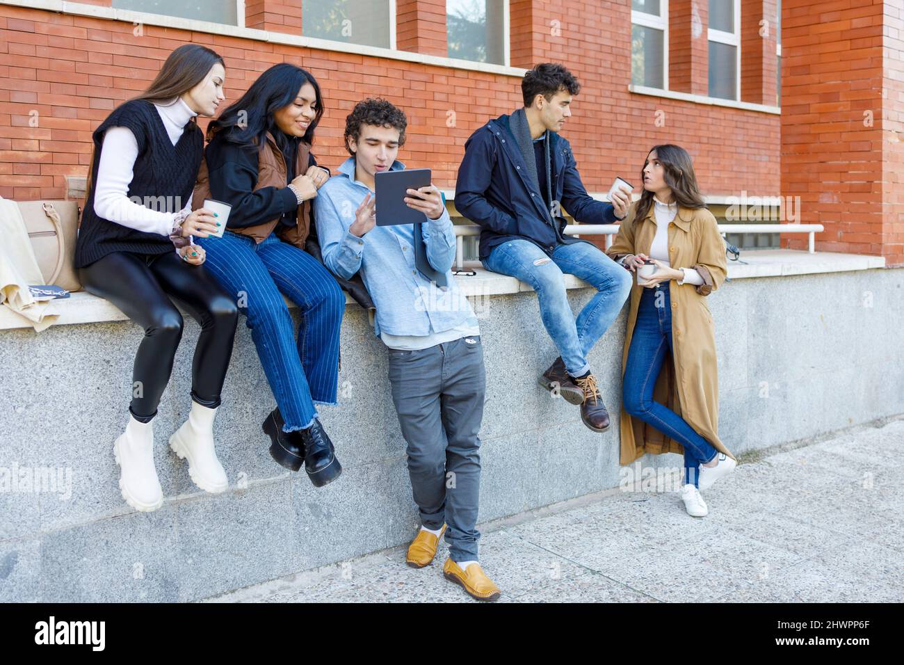 Group of friends talking college hi-res stock photography and images ...