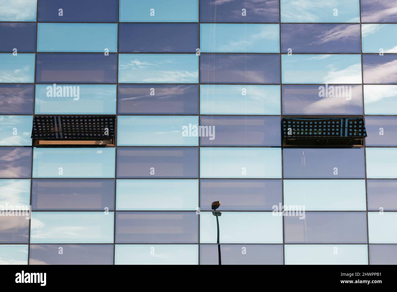 Full glass facade hi-res stock photography and images - Alamy