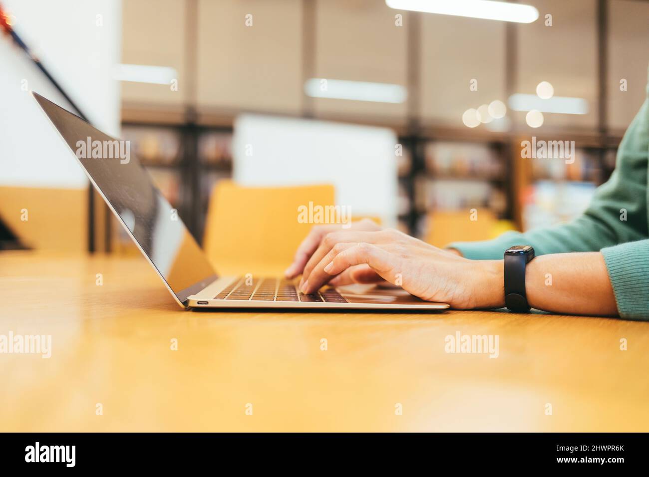 Hands typing hi-res stock photography and images - Alamy