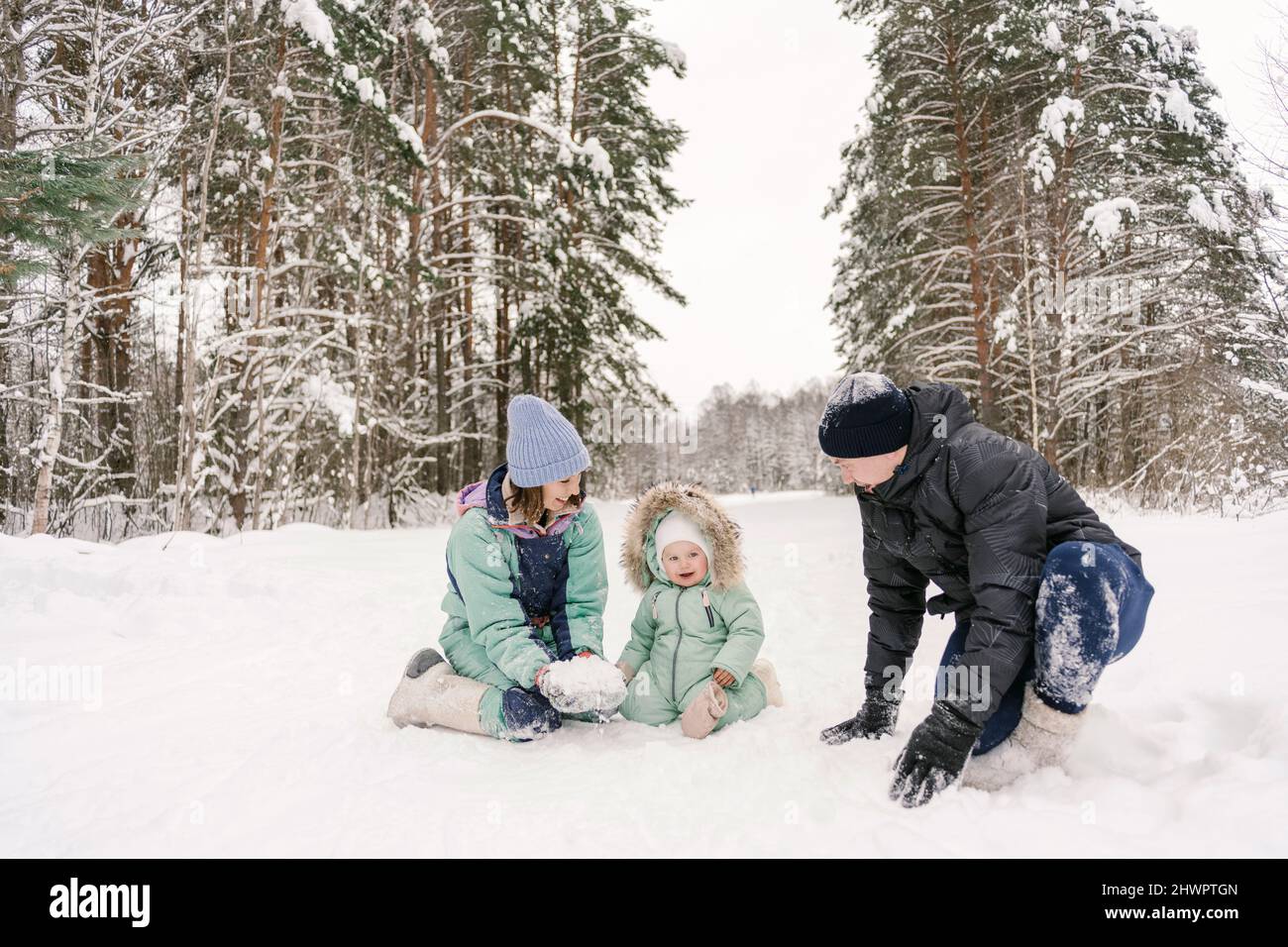 Children playing snow 12 hi-res stock photography and images - Alamy
