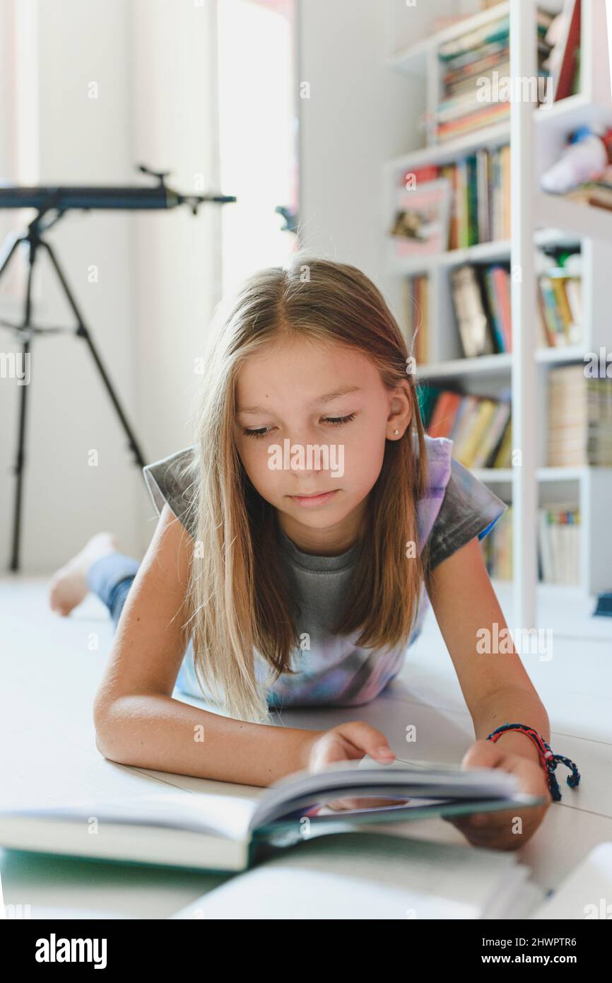 Girl reading book hi-res stock photography and images - Alamy