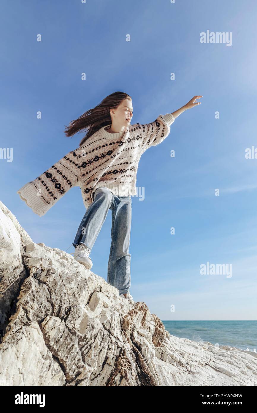 Balancing rock beach hi-res stock photography and images - Alamy
